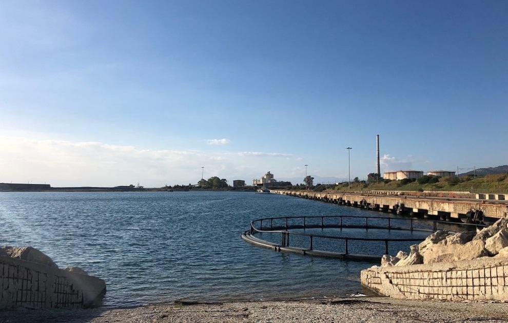 Ponte sullo Stretto, vertice sul porto di Saline tra Stretto di Messina ...