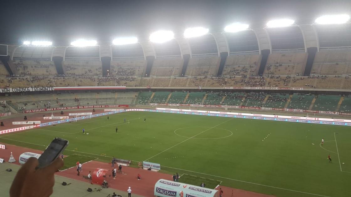 Calcio: il Bari sprofonda in serie C. I tifosi contestano la proprietà