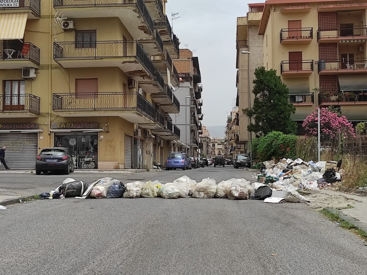 Reggio, barricata di rifiuti blocca una traversa del viale Calabria
