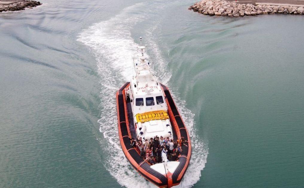 Roccella Jonica, Guardia Costiera: “Soccorsi 40 migranti in mare aperto”