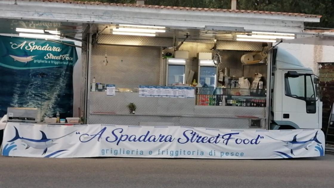 Cene in riva al mare sul lungomare di Lazzaro con 'A Spadara Street Food'