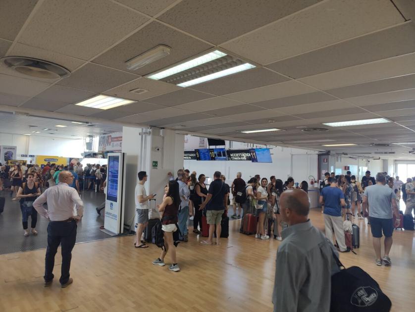 Incidente al Tito Minniti: aeroporto chiuso e passeggeri in attesa