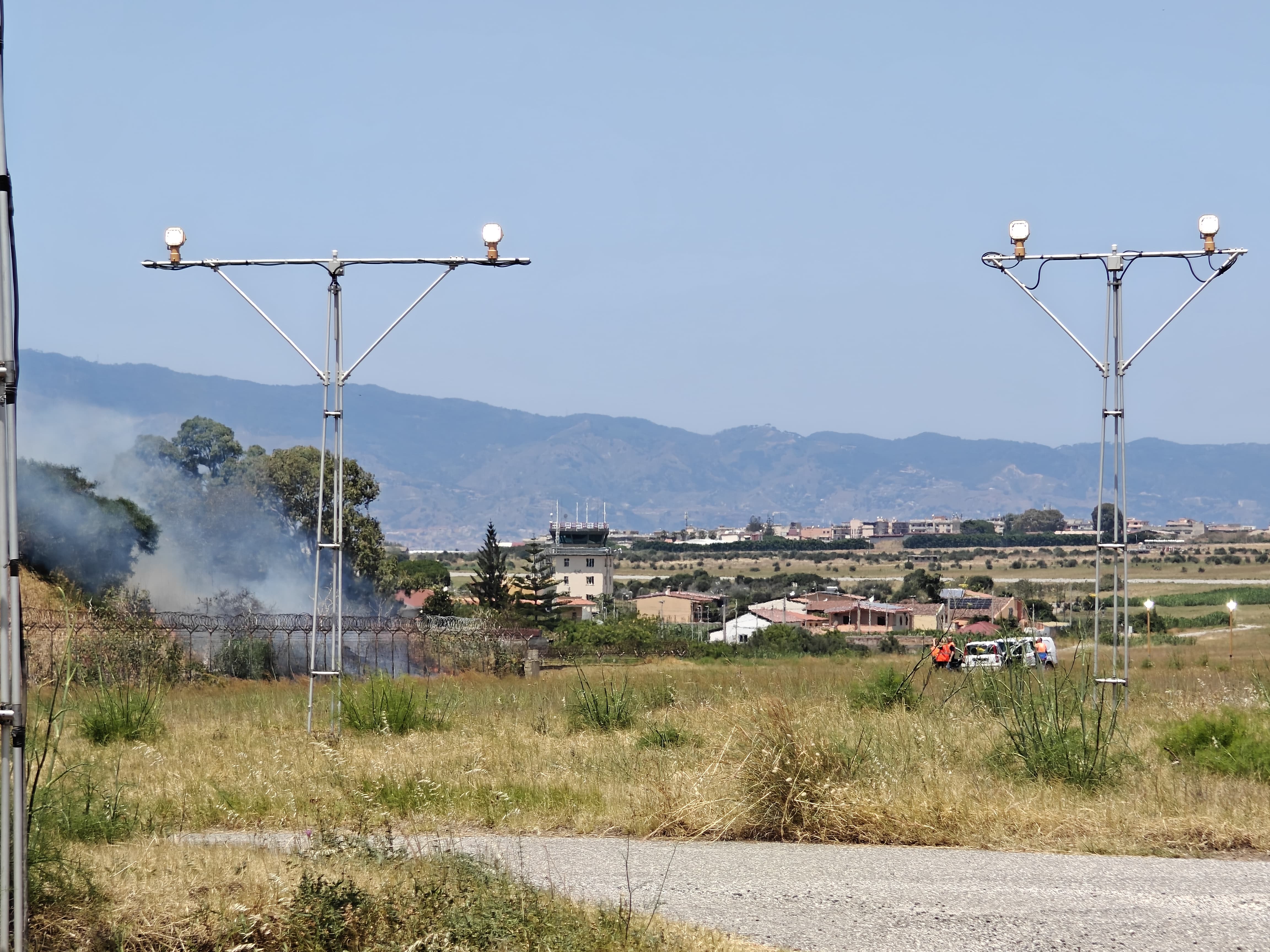 Reggio Calabria, fiamme vicino alla pista del 'T. Minniti'