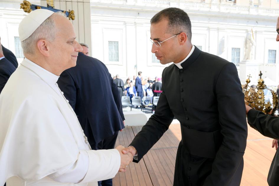 Roma, Papa Leone XIV benedice le corone della Madonna del Carmelo di ...