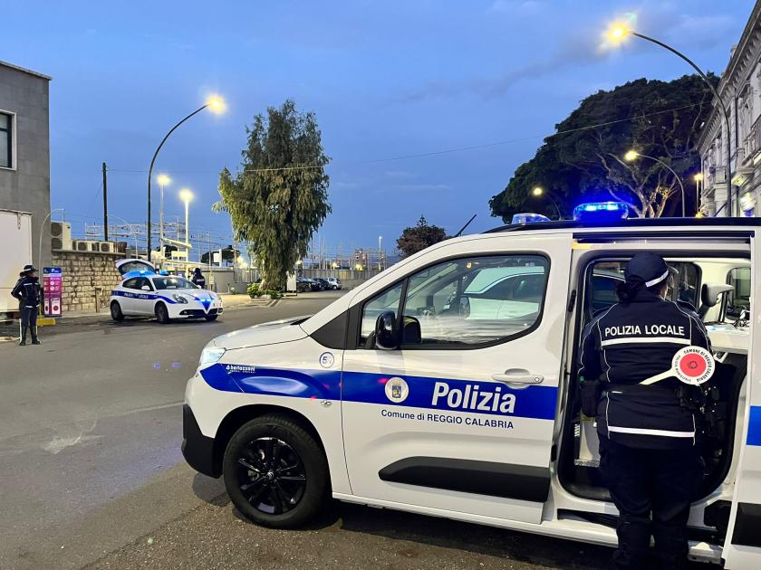 Reggio Calabria, non si ferma all'alt: inseguimento e denuncia